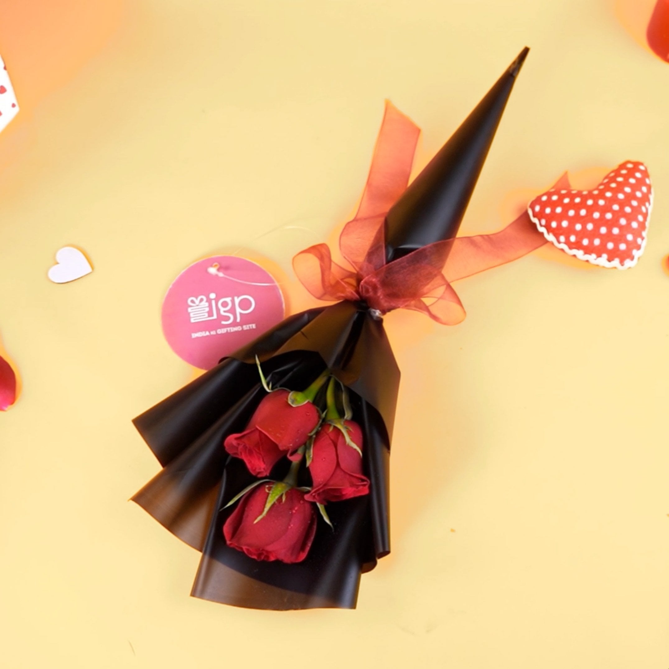 IGP - Captivating Red Roses Mini Bouquet Price - Buy Online at Best ...